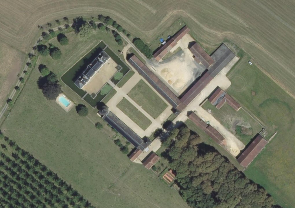 chateau de Launay à Sérigny : propriété d'une société