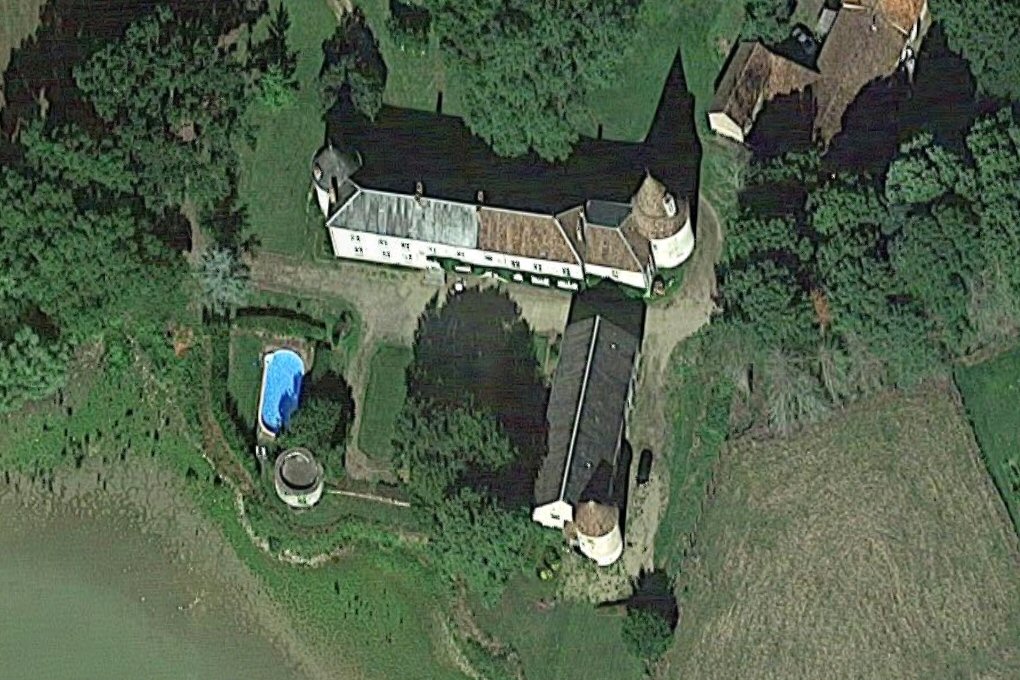 chateau de Brinay, situé à l'extrémité est du village