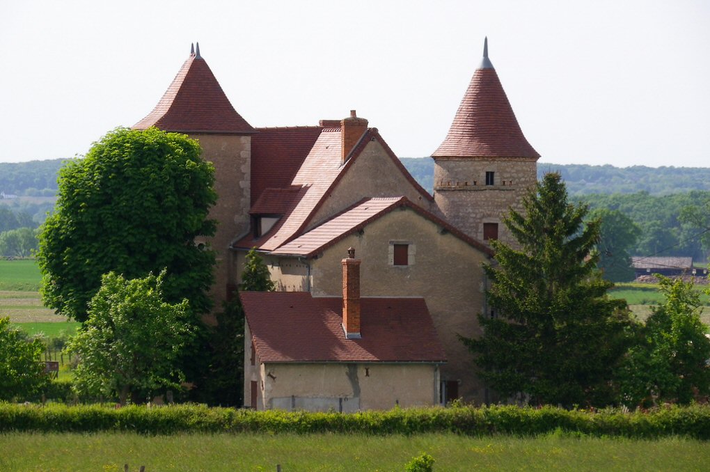 chateau de Grouge à Cindré, flanqué d'une tour-pigeonnier